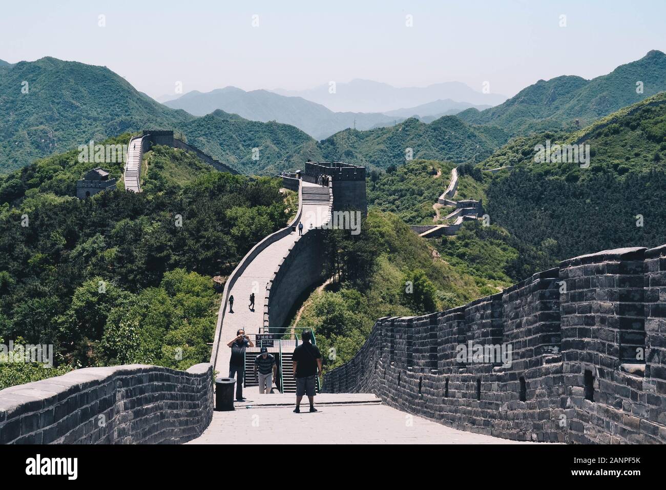 Chinese wall between green mountains Stock Photo - Alamy