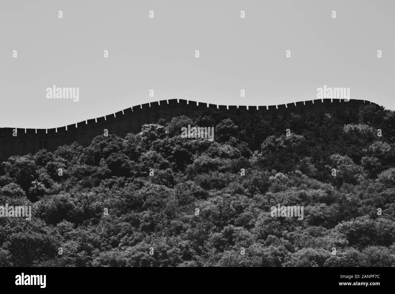 Chinese wall between green mountains Stock Photo - Alamy