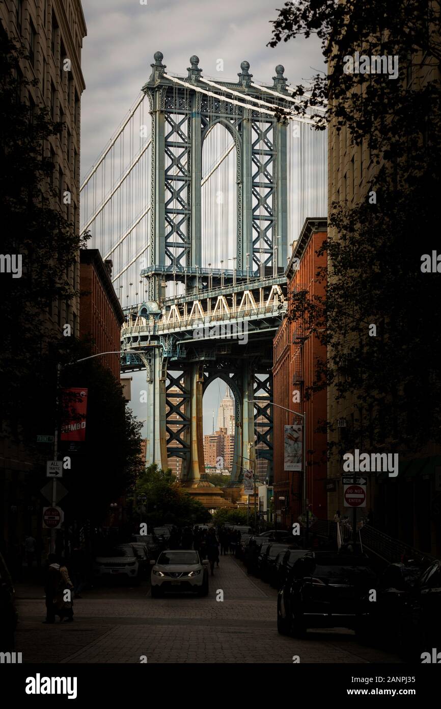 Etika jumps off manhattan bridge hi-res stock photography and images ...