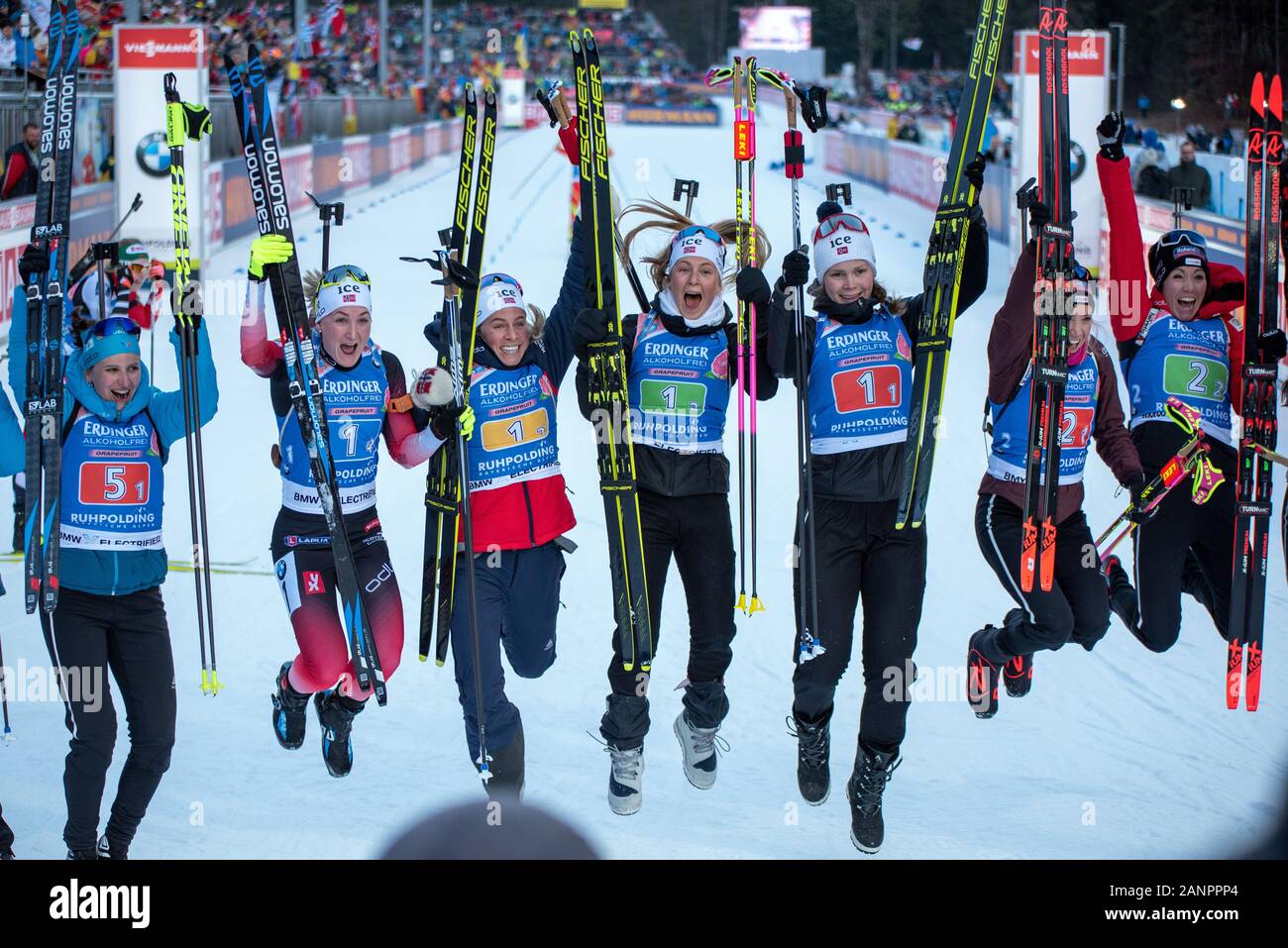 Ruhpolding, Deutschland. 17th Jan, 2020. cheers and joy at Julia Simon ...