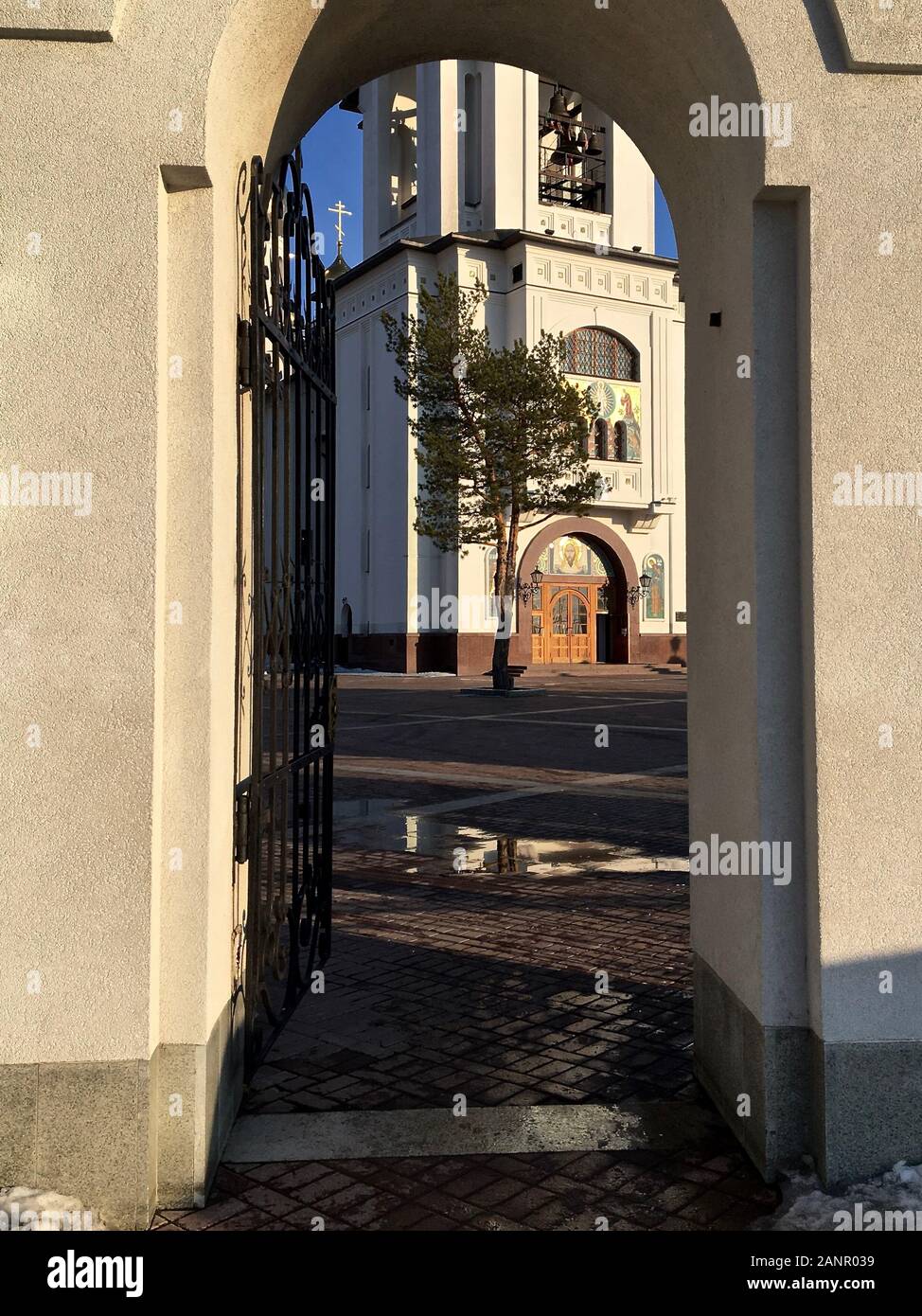The entrance to the temple complex overlooks the doors of the cathedral ...