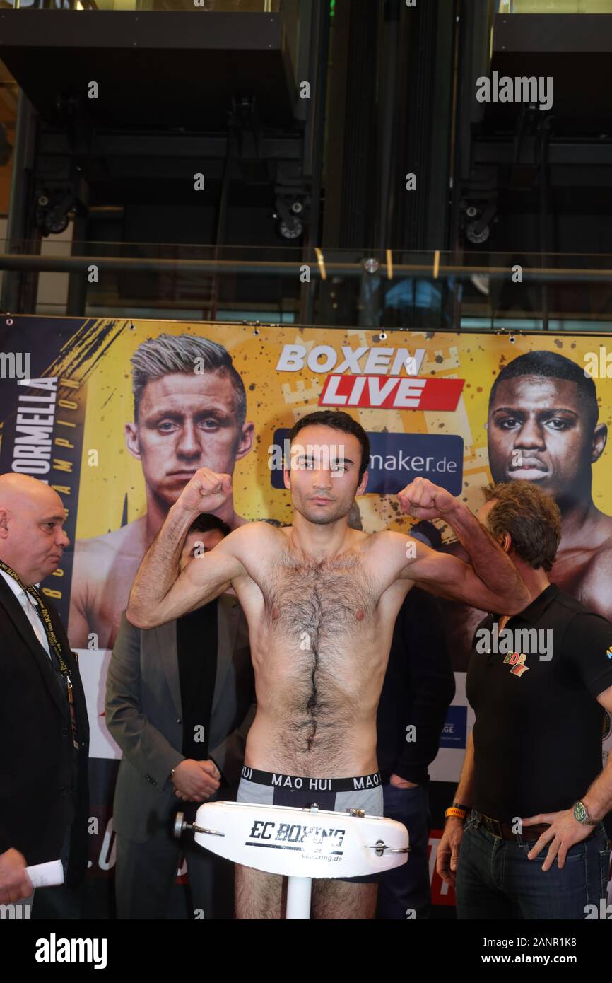 IBO und WBC Boxen Offizielles Wiegen in der Europa Passage in Hamburg ...