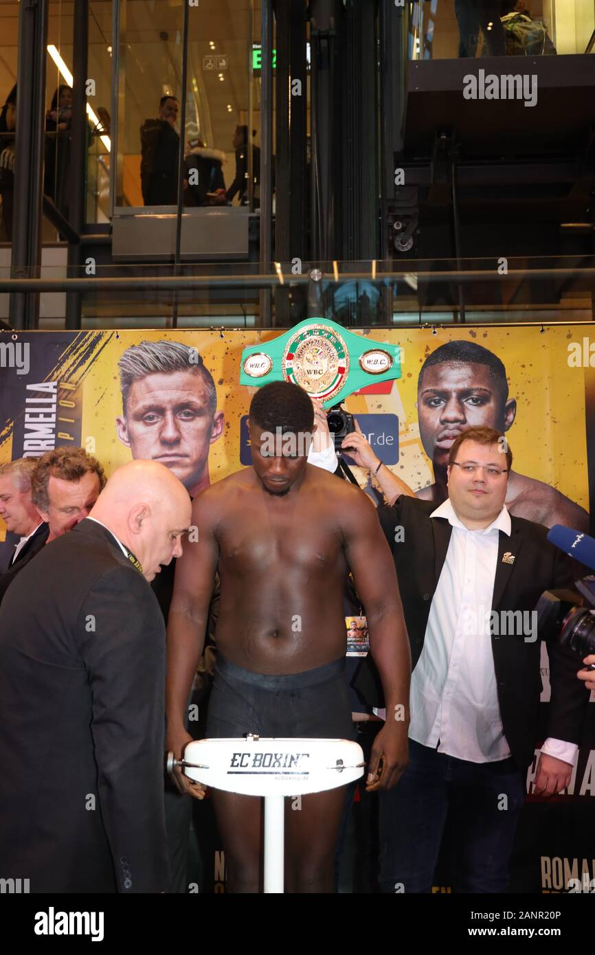 IBO und WBC Boxen Offizielles Wiegen in der Europa Passage in Hamburg ...