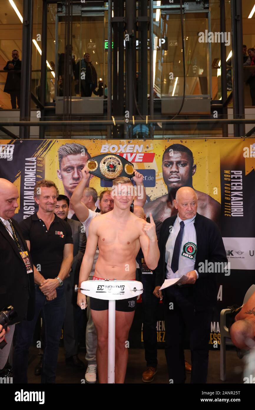 IBO und WBC Boxen Offizielles Wiegen in der Europa Passage in Hamburg ...