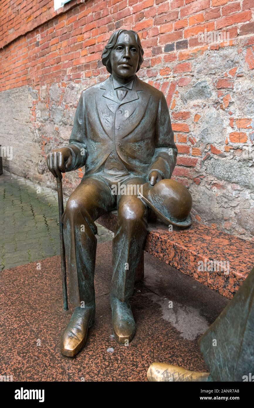 Statue of Irish writer Oscar Wilde (1854-1900), Tartu, Estonia Stock ...