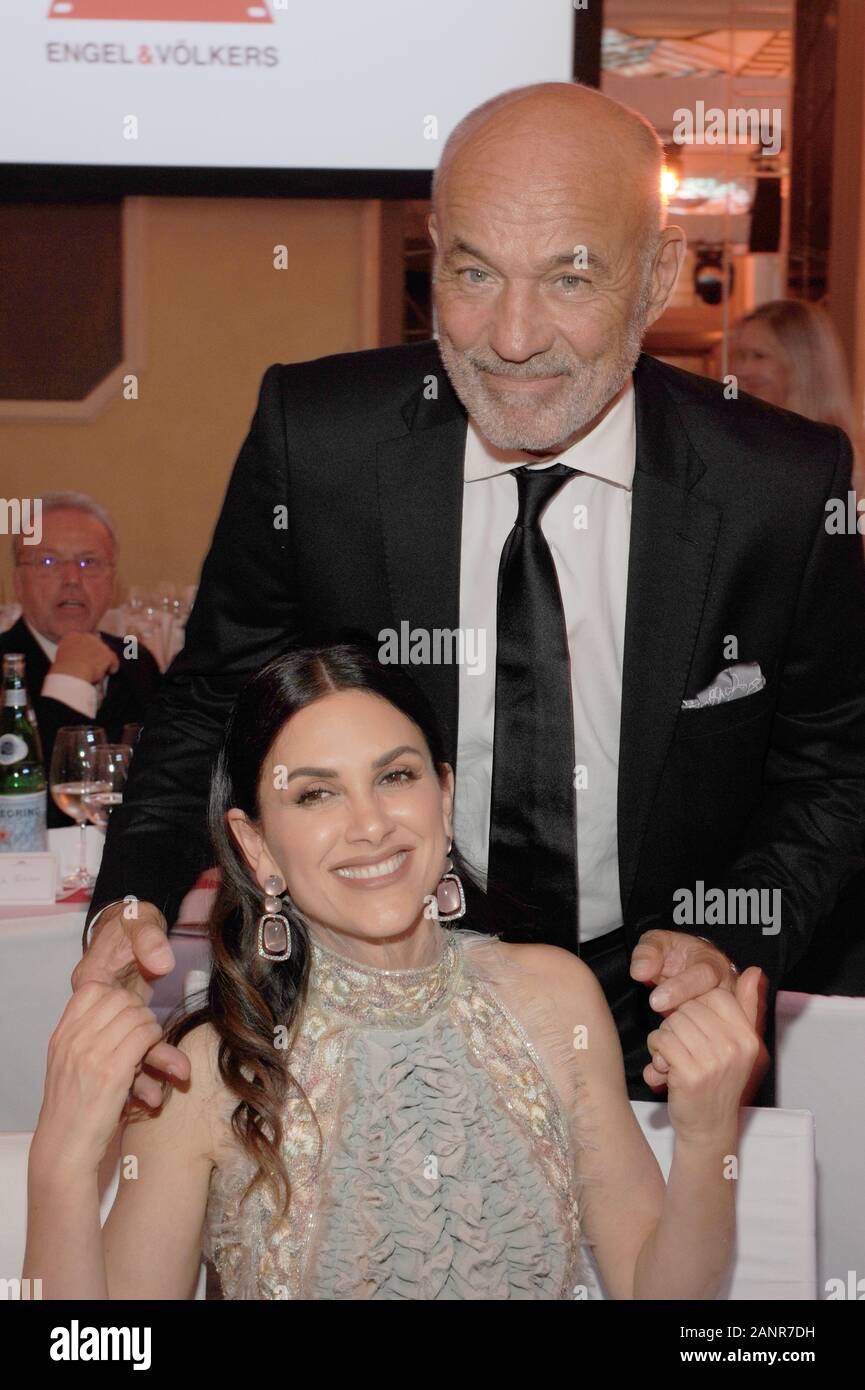 Munich, Germany. 18th Jan, 2020. The actor Heiner Lauterbach and his wife Viktoria celebrate at ...