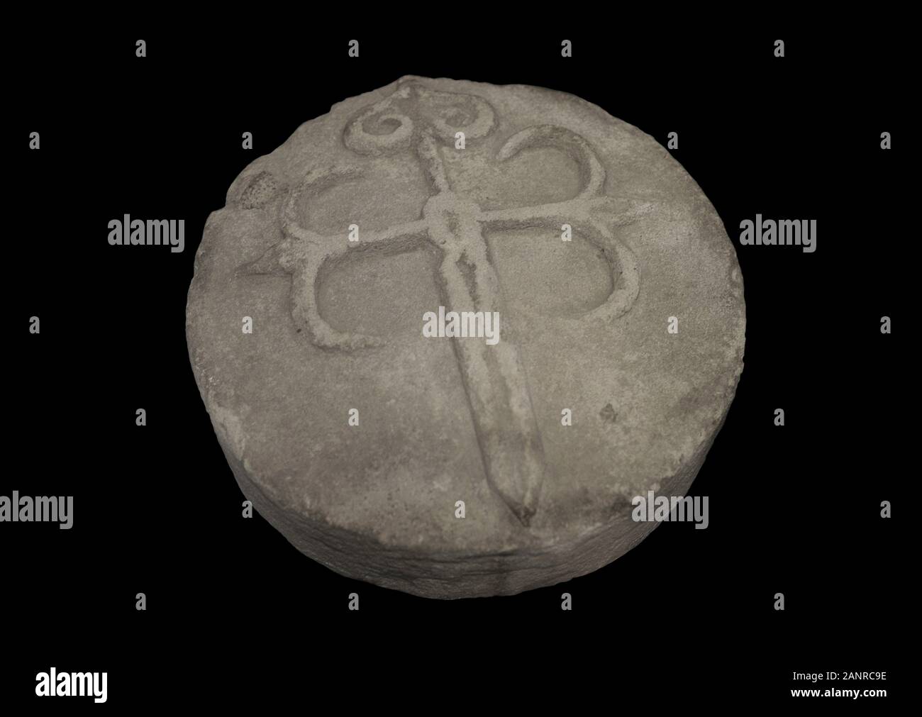 Clave con la Cruz de Santiago. Siglos XVI-XVII. Piedra caliza tallada ...