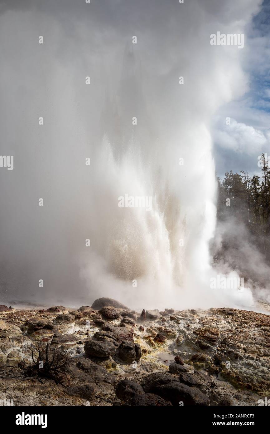 Explosion of water hi-res stock photography and images - Alamy