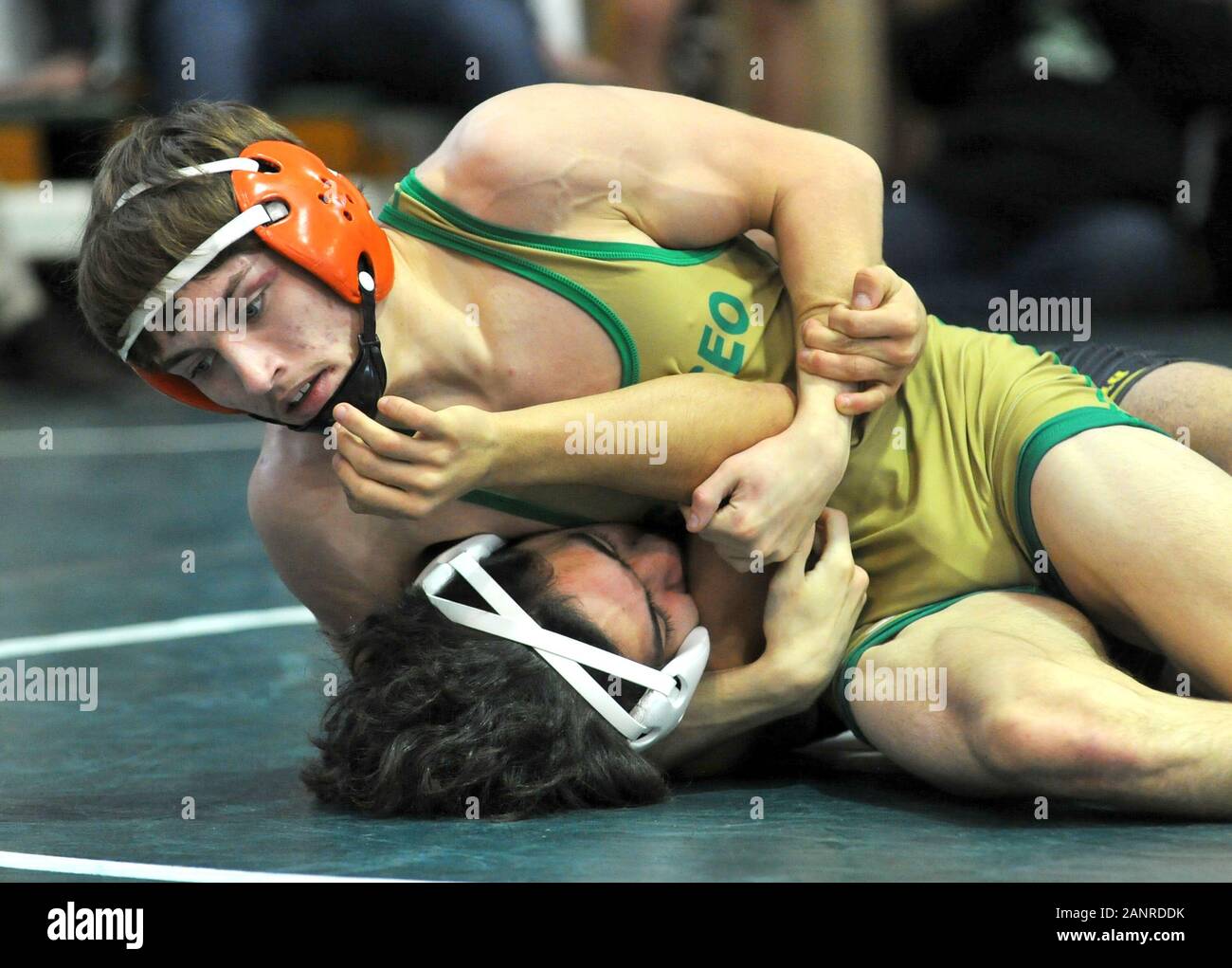 Iowa, USA. 18th Jan, 2020. Cade Hornback of Geneseo wrestles Sebastian ...
