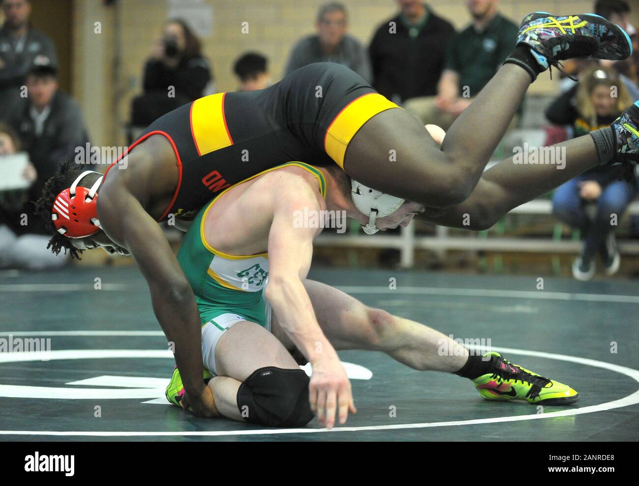 Wrestling high school match hi-res stock photography and images - Alamy