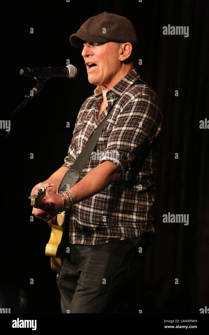 Bruce springsteen fans hi-res stock photography and images - Alamy