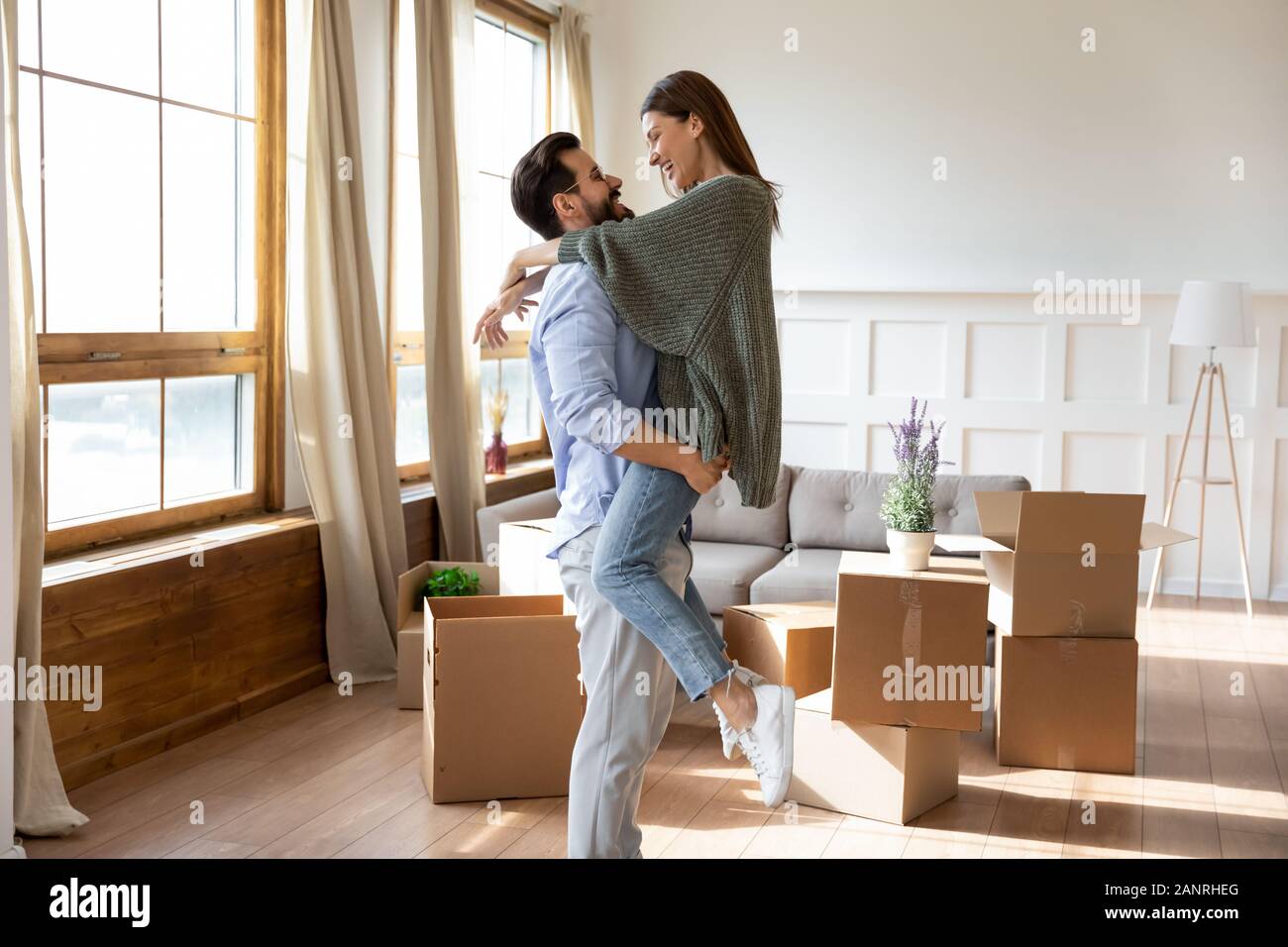 Hug lift couple hi-res stock photography and images - Alamy