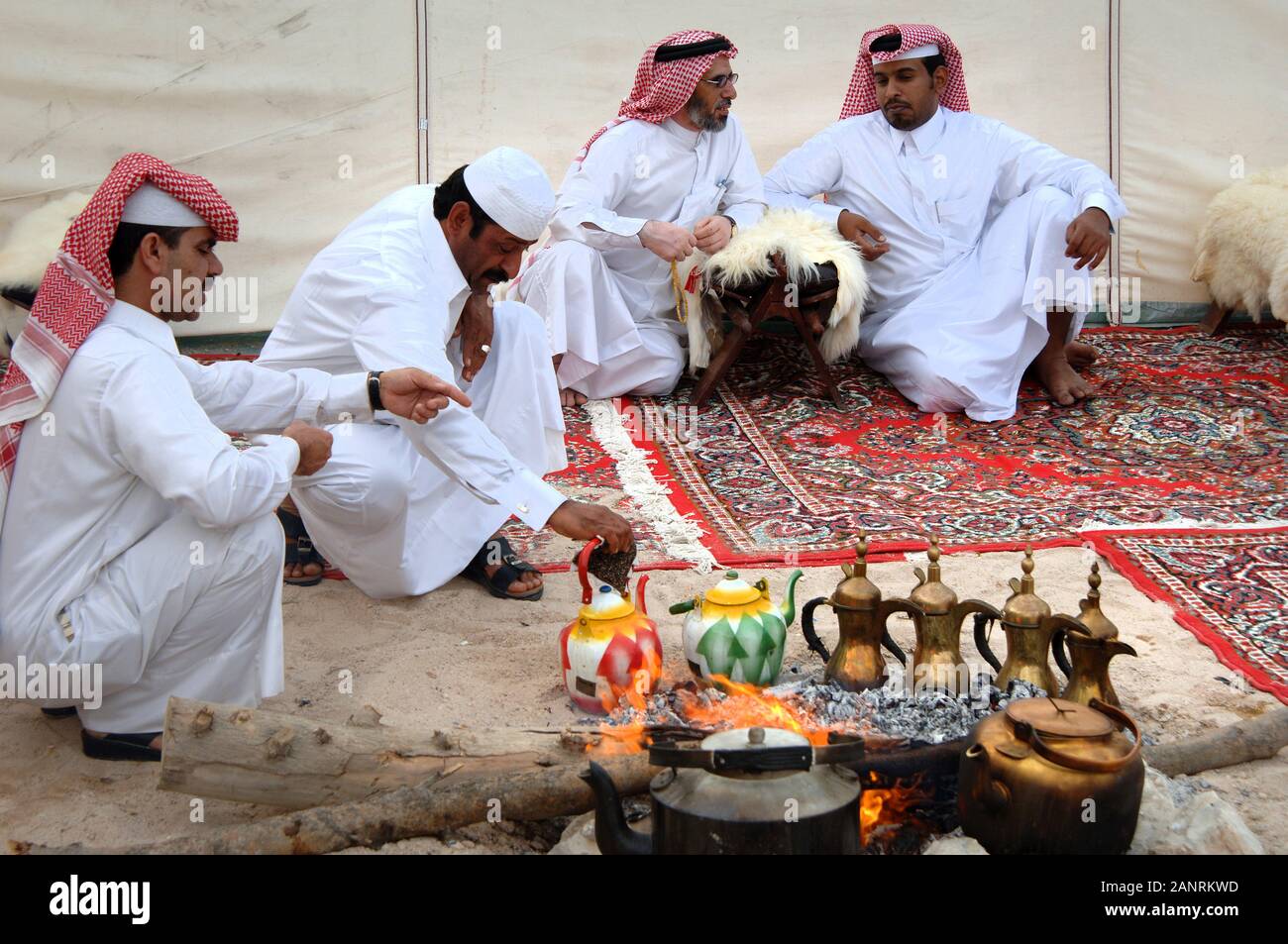 Arabic Tea Men High Resolution Stock Photography and Images - Alamy