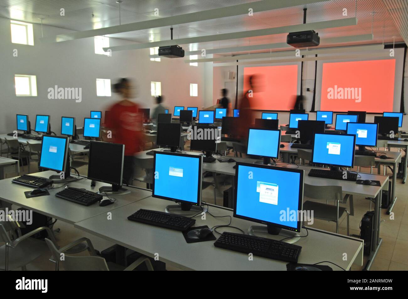 Qatar Foundation University. Computer class Stock Photo - Alamy