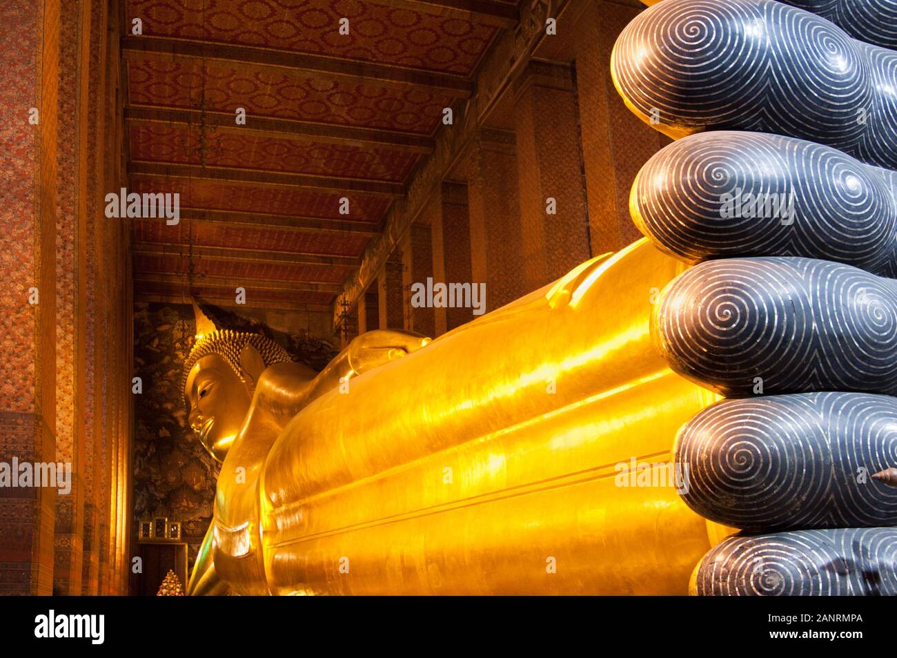 The gold plated reclining buddha hi-res stock photography and images - Alamy