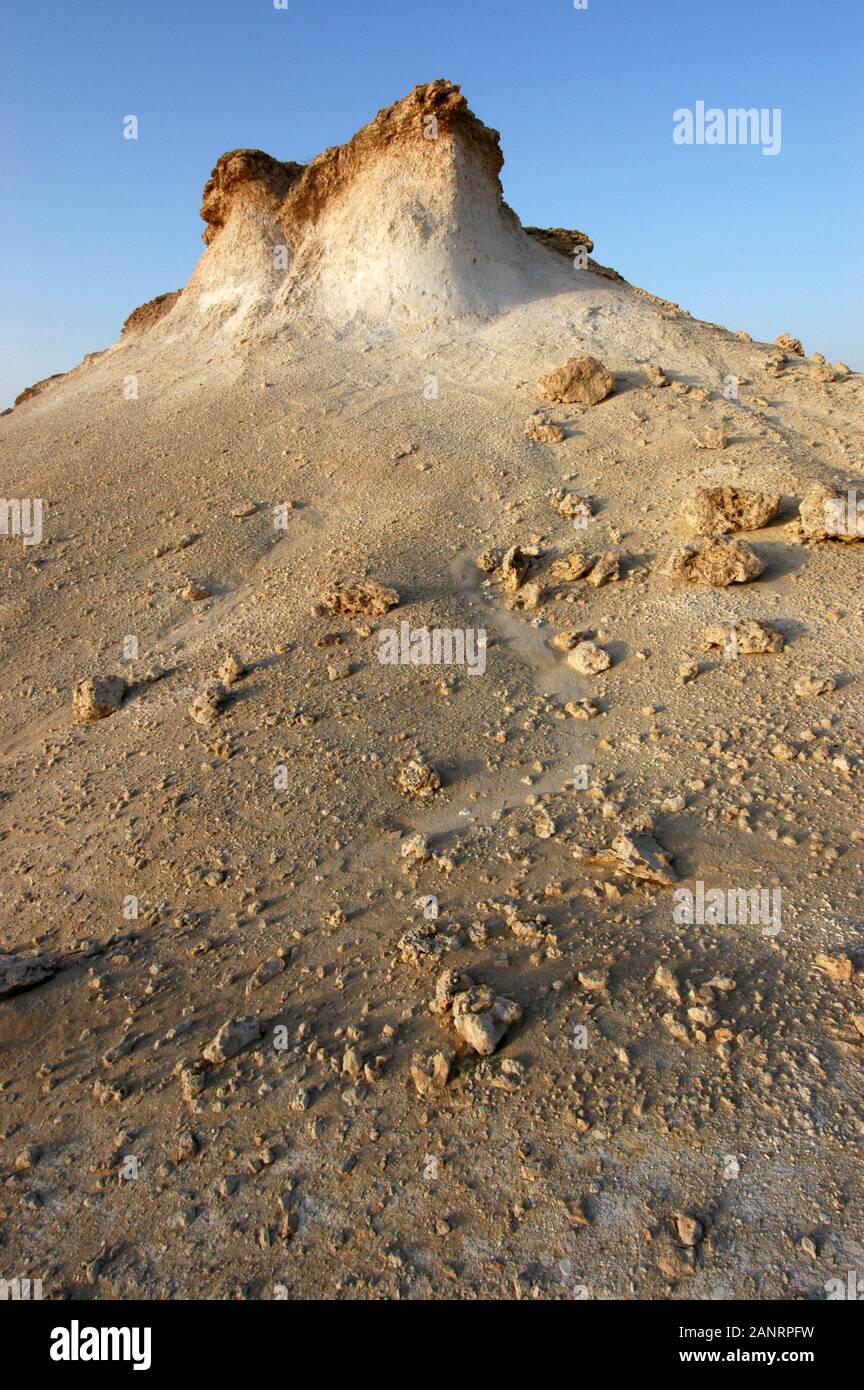 Limestone escarpment of Bir Zekreet, Qatar Stock Photo - Alamy