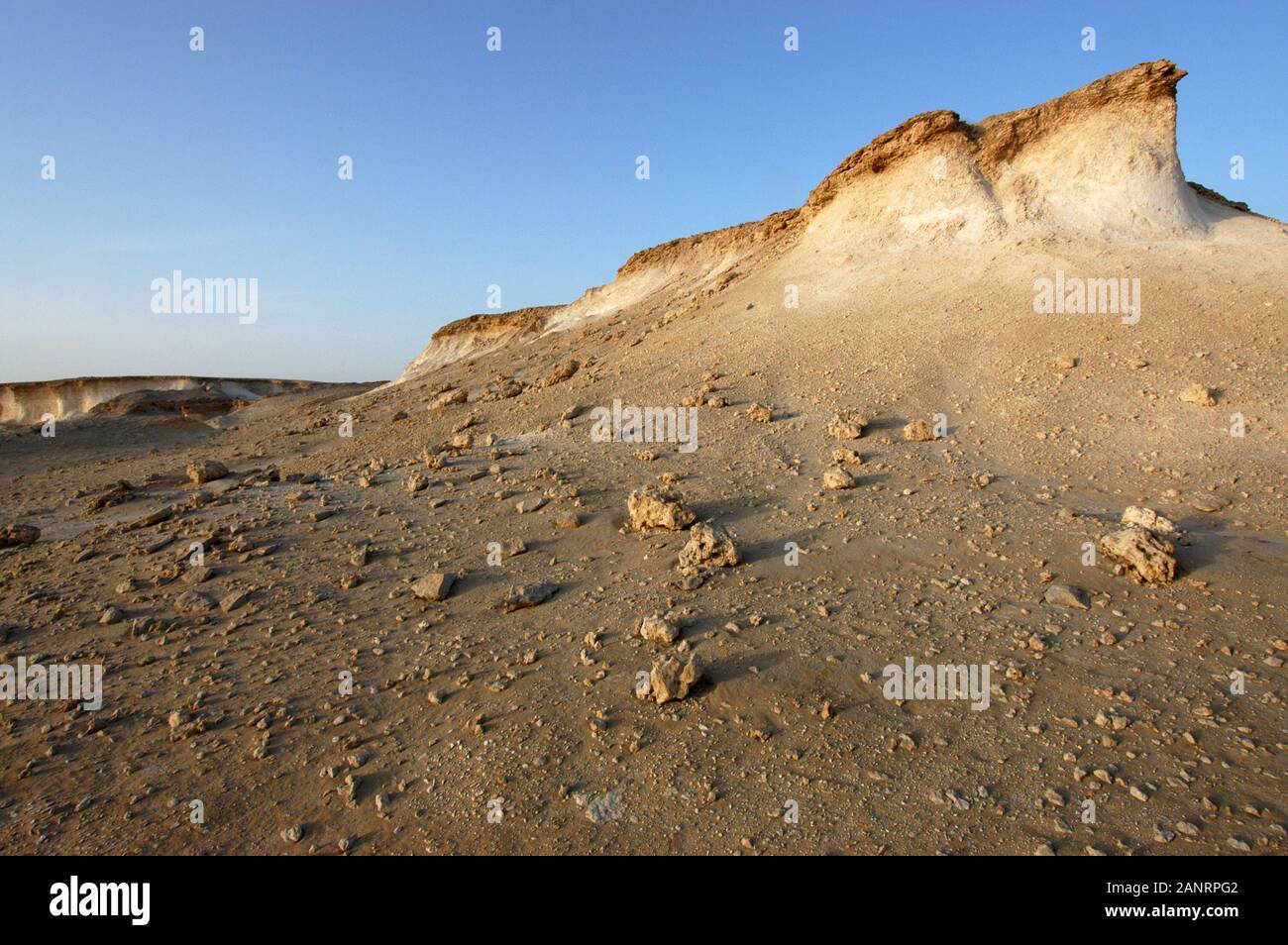 Limestone escarpment of Bir Zekreet, Qatar Stock Photo - Alamy
