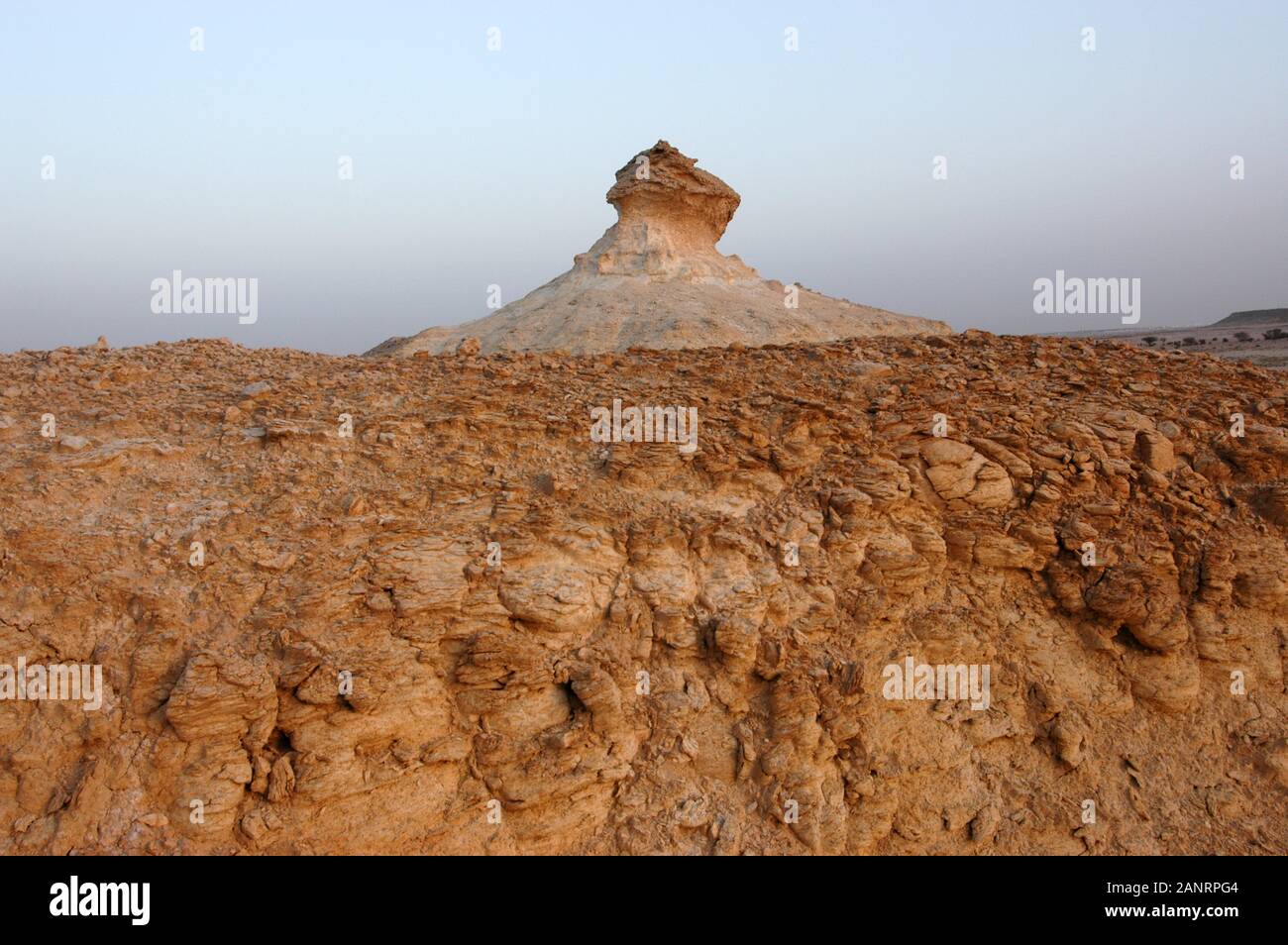 Limestone escarpment of Bir Zekreet, Qatar Stock Photo - Alamy