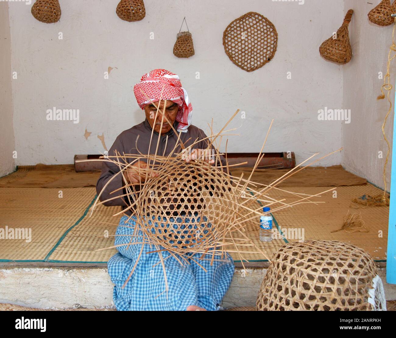 Sitting basket weaver hi-res stock photography and images - Alamy