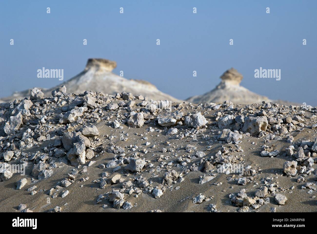 Limestone escarpment of Bir Zekreet, Qatar Stock Photo - Alamy