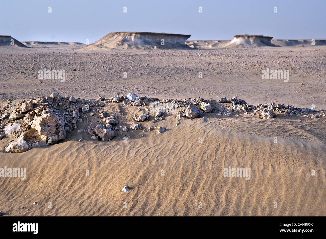 Limestone escarpment of Bir Zekreet, Qatar Stock Photo - Alamy