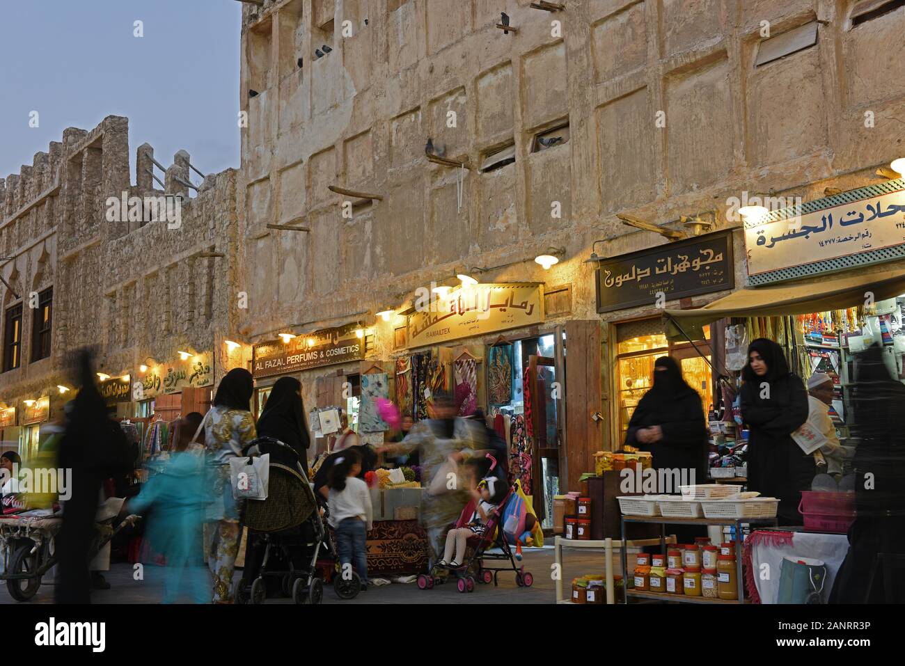 Qatar women shopping hi-res stock photography and images - Alamy