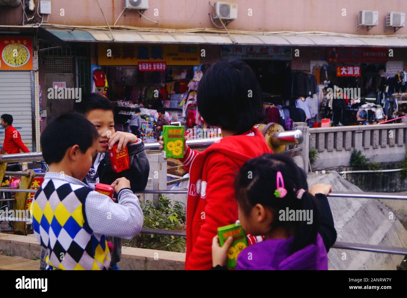 Primary school students who have winter vacation play in the streets ...