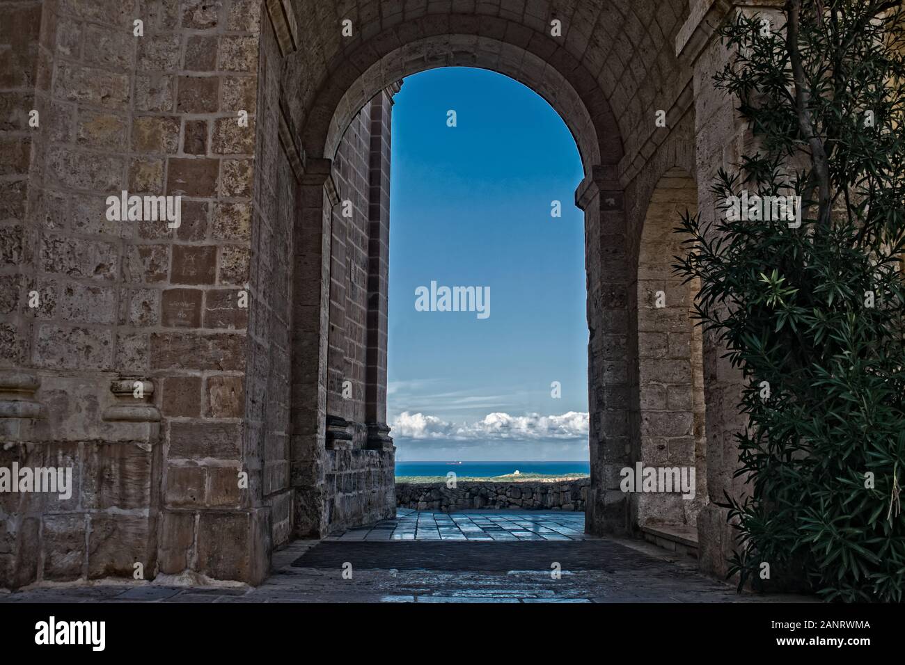 Looking through arch door hi-res stock photography and images - Alamy