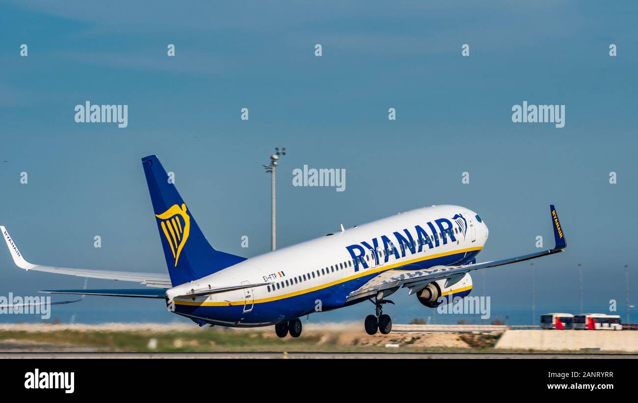 Ryanair plane taking off hi-res stock photography and images - Alamy