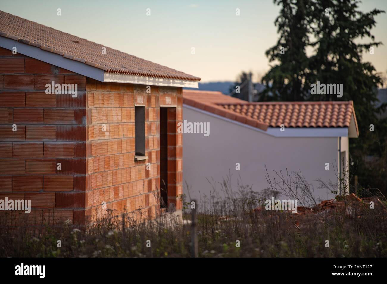 New build red brick detached hi-res stock photography and images - Alamy