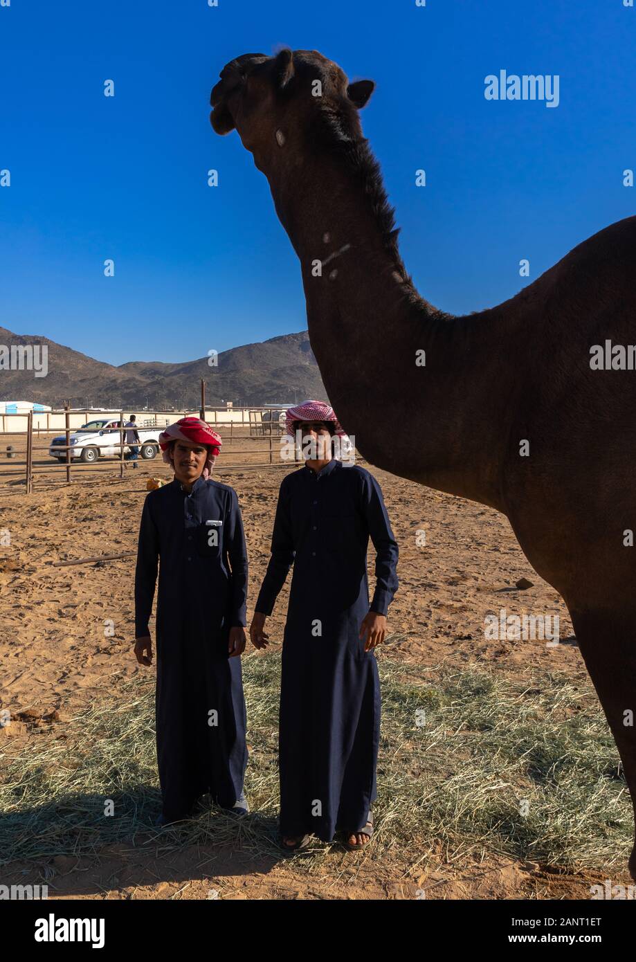 Saudi arab men in business hi-res stock photography and images - Alamy
