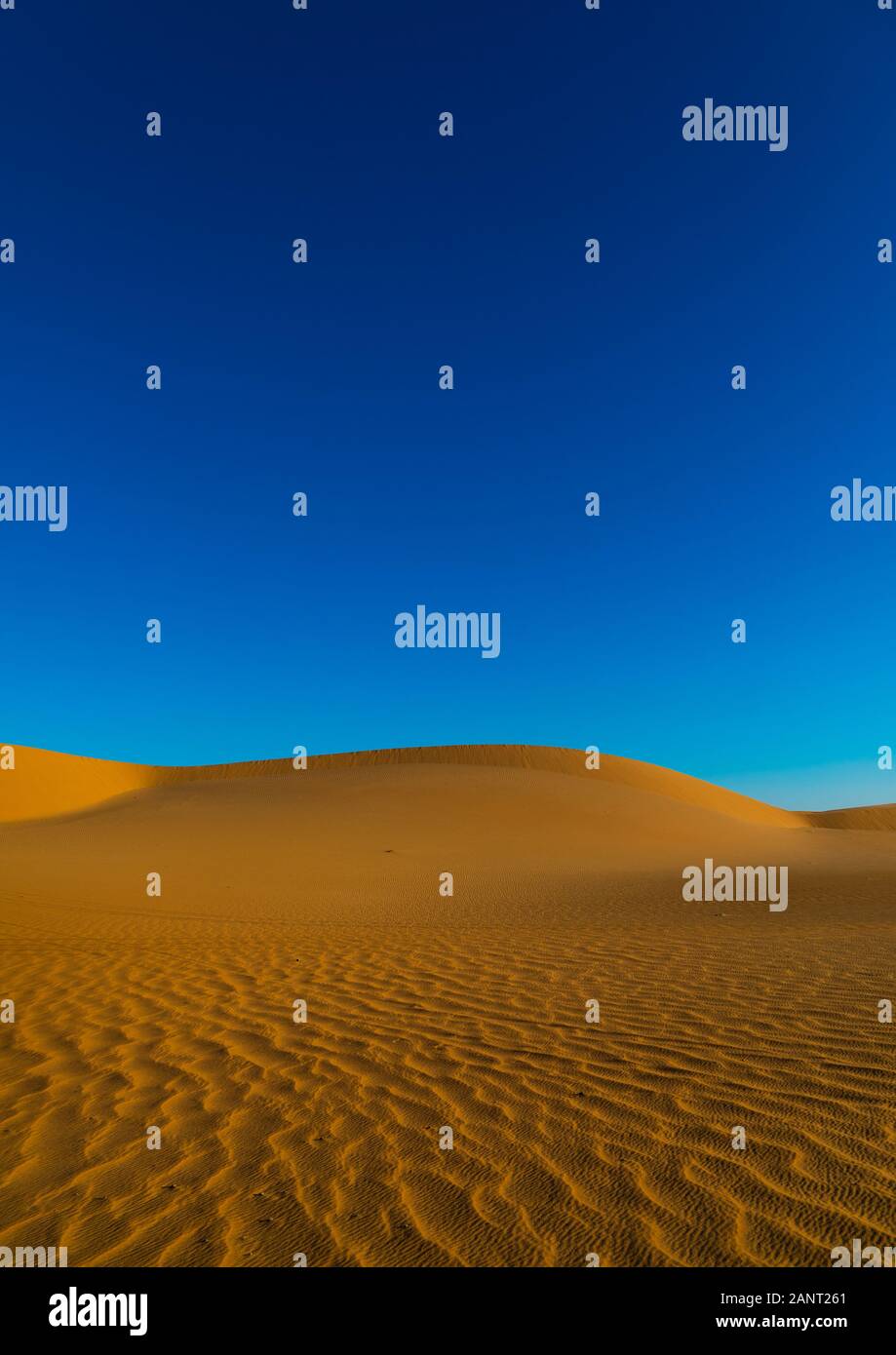 Sand dunes in the Rub' al Khali empty quarter desert, Najran province ...