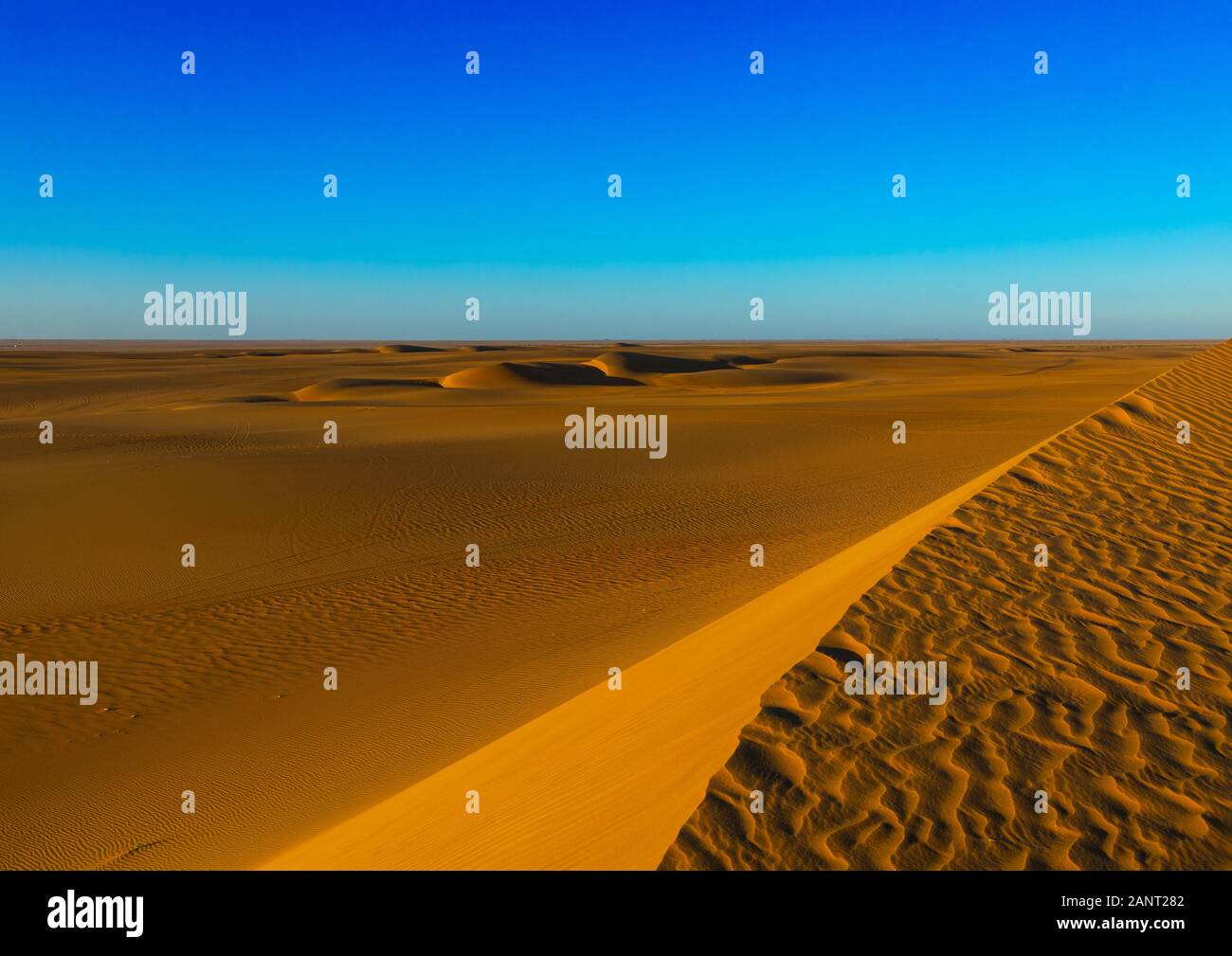 Sand dunes in the Rub' al Khali empty quarter desert, Najran province ...