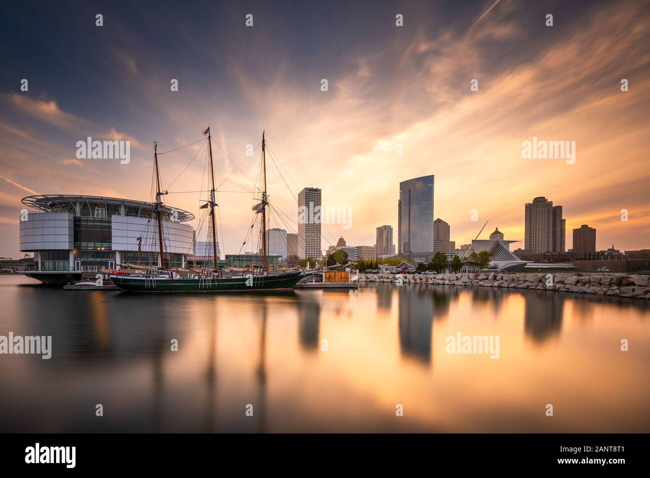 Milwaukee skyline hi-res stock photography and images - Alamy
