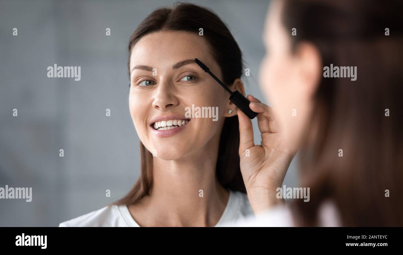 Hand mirror pretty hi-res stock photography and images - Alamy