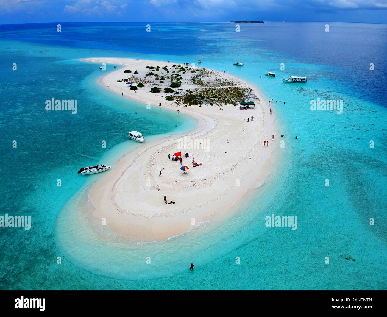 Aerial view sandbank lagoon maldives hi-res stock photography and ...