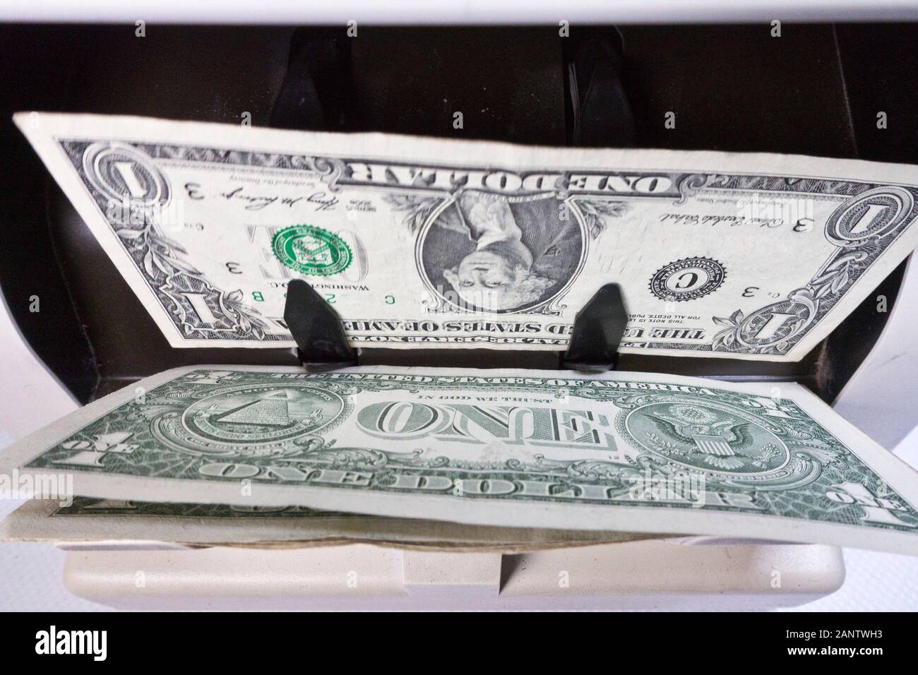 Money counter hi-res stock photography and images - Alamy