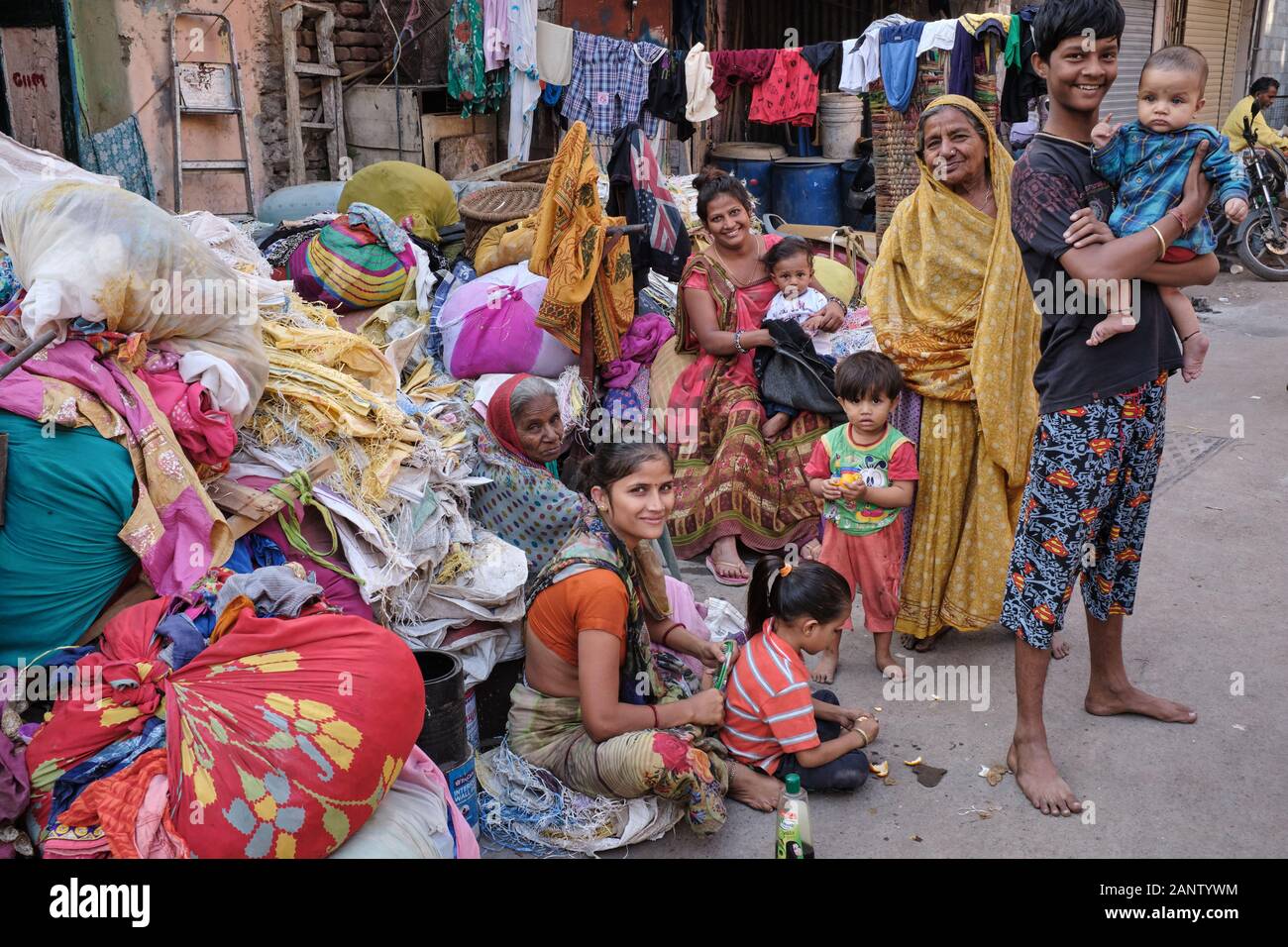 Migrant family mumbai hi-res stock photography and images - Alamy