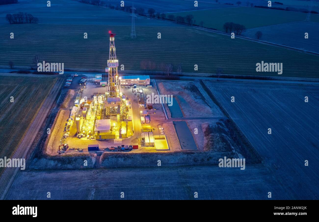 Drilling rig night hi-res stock photography and images - Alamy