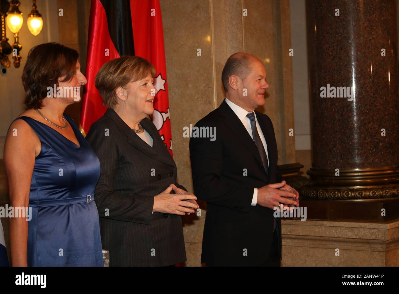 Angela Merkel und Olaf Scholz zeigen die Raute Wenn wir stehen Raut' an ...