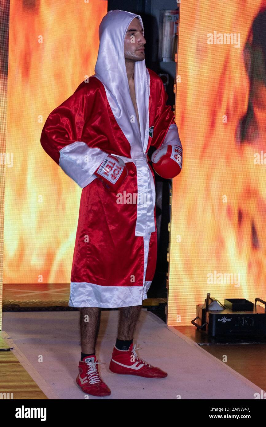 Nukri Gamgebeli auf dem Weg zum Ring bei der SES Boxing- / EC Boxing ...