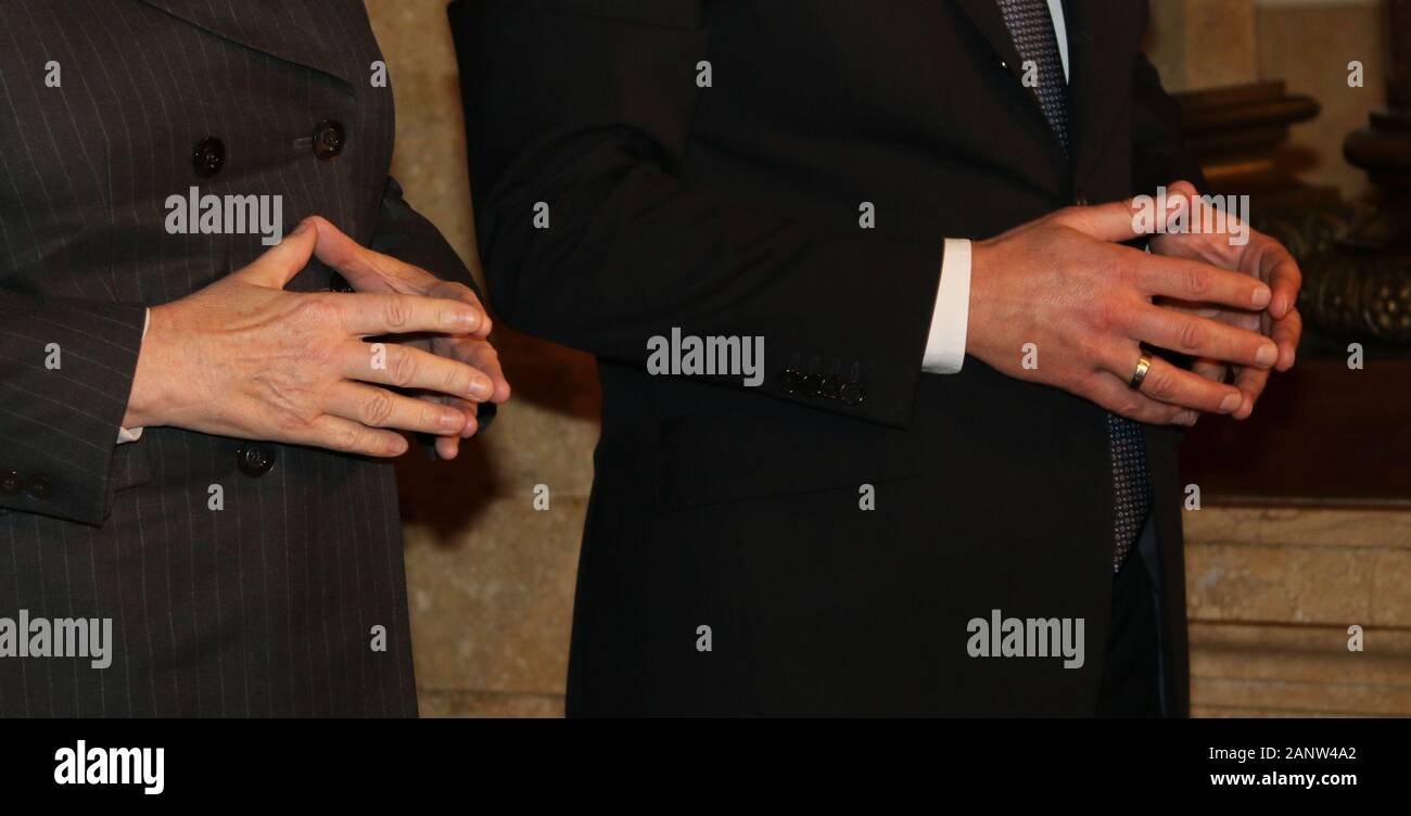 Wenn wir stehen Raut' an Raut' Kanzlerin Merkel und Bürgermeister Olaf ...