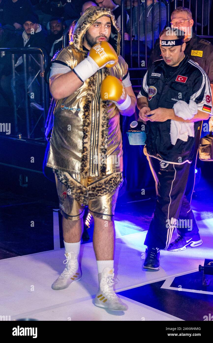 Ali Eren Demirezen auf dem Weg zum Ring bei der SES Boxing- / EC Boxing ...