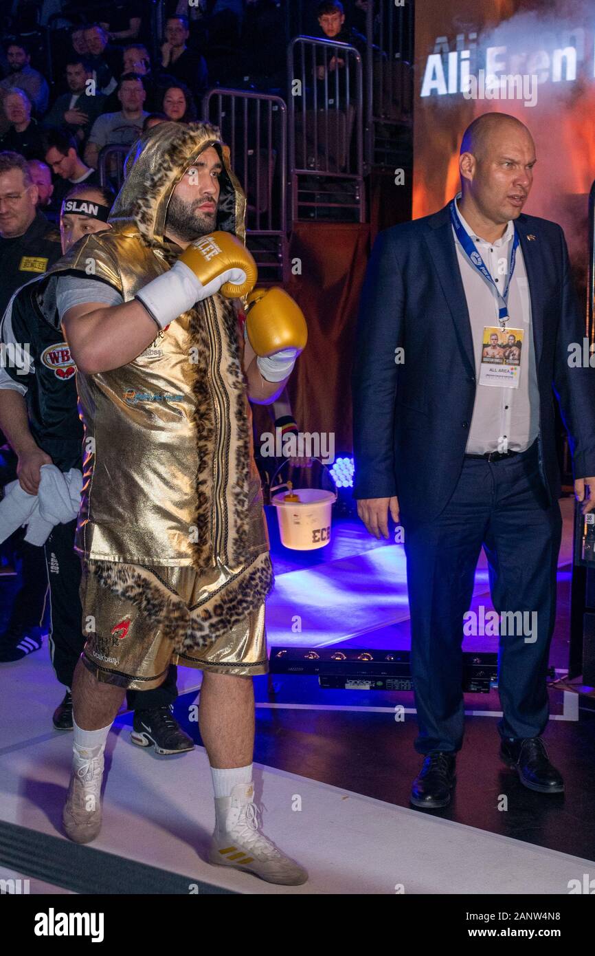 Ali Eren Demirezen auf dem Weg zum Ring bei der SES Boxing- / EC Boxing ...