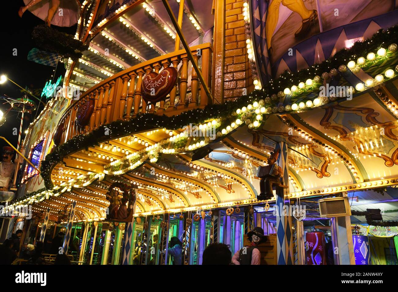 Hall of mirrors fairground hi-res stock photography and images - Alamy