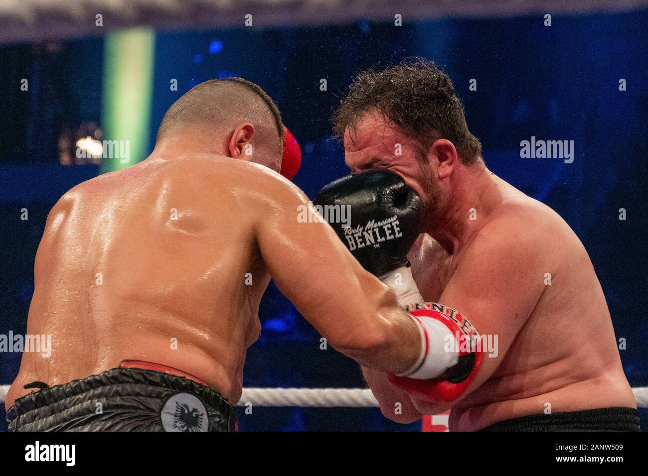 Nuri Seferi und Mazen Girke im Ring bei der SES Boxing- / EC Boxing ...