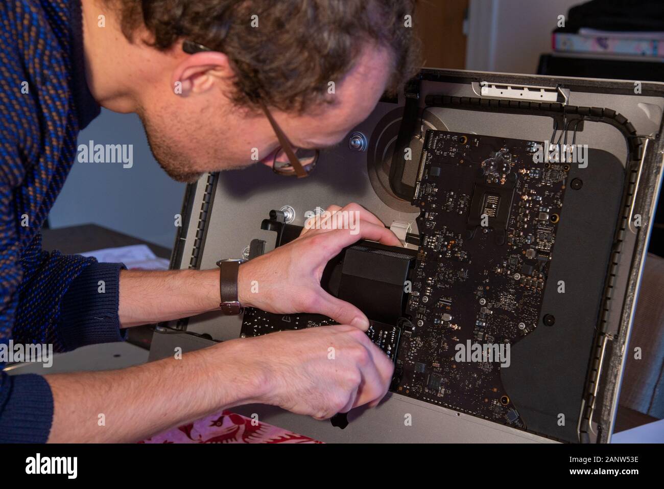 pc mechanic or repair man repairing an iMac Stock Photo - Alamy