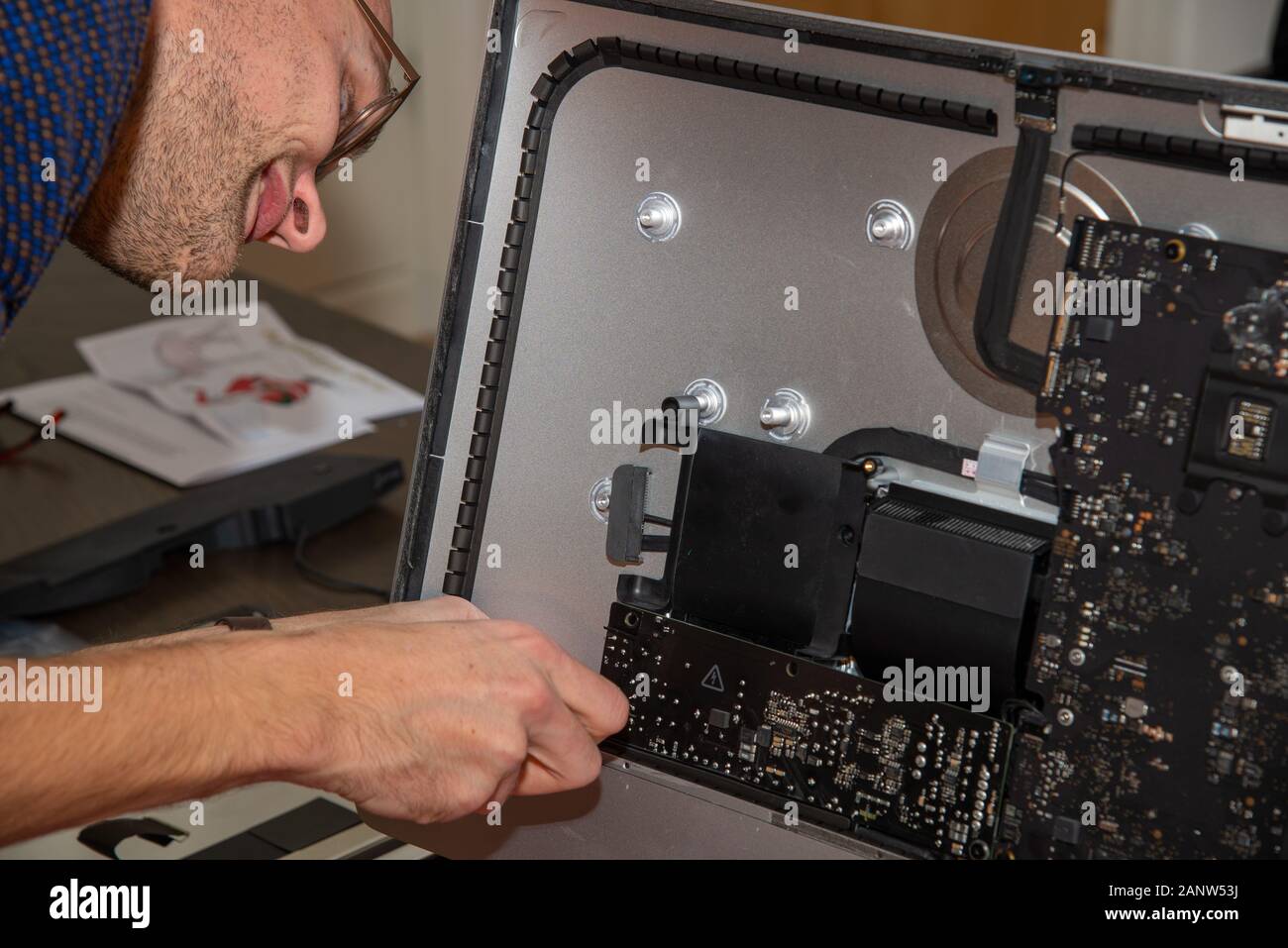 Imac repair hi-res stock photography and images - Alamy