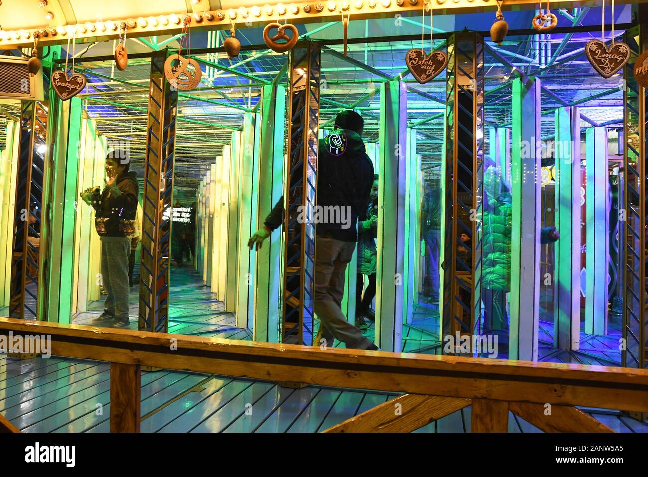 Hall of mirrors funfair hi-res stock photography and images - Alamy