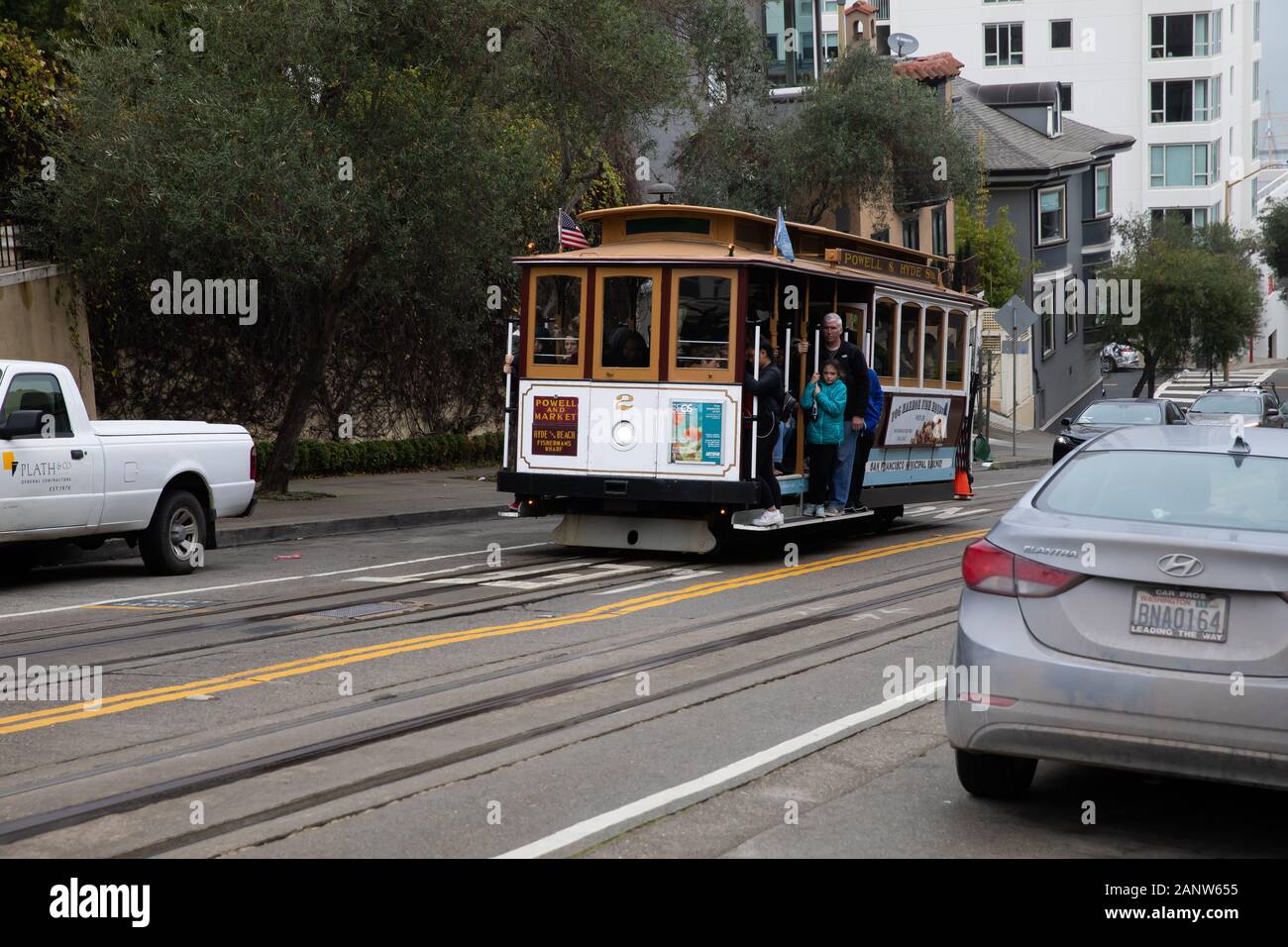 Crowded Cable Car passes the famous Lombard Street in San Francisco ...